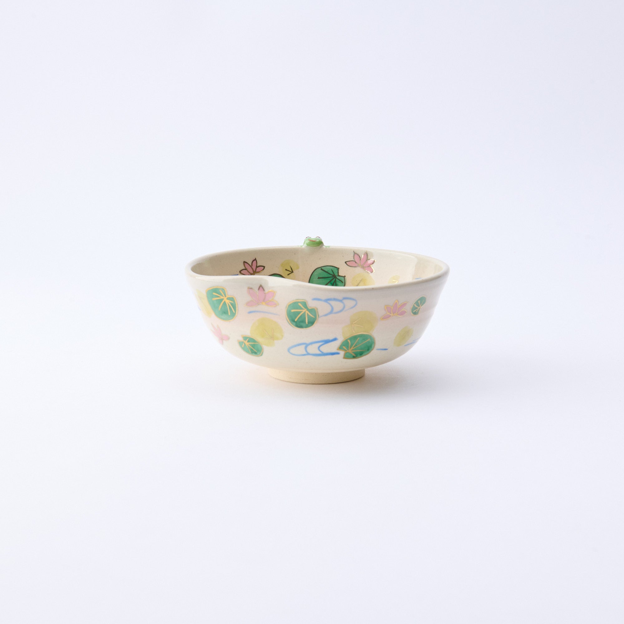 Cuenco de matcha con loto y rana asomando